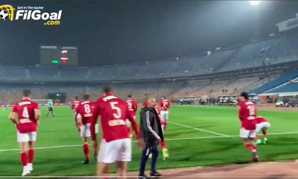 FilGoal | فيديوهات | لاعبو الأهلي يحتفلون بالهدف الأول في سموحة مع الجمهور