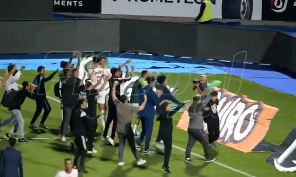 FilGoal | فيديوهات | احتفالات لاعبي الزمالك مع الجمهور بعد الفوز على الأهلي